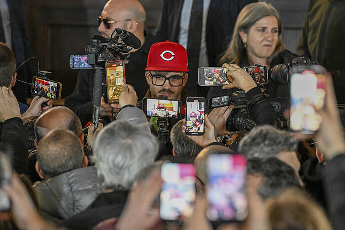 Geolier superstar, a lui la medaglia di Napoli - Globo Diroma Geolier superstar, a lui la medaglia di Napoli - Globo Diroma